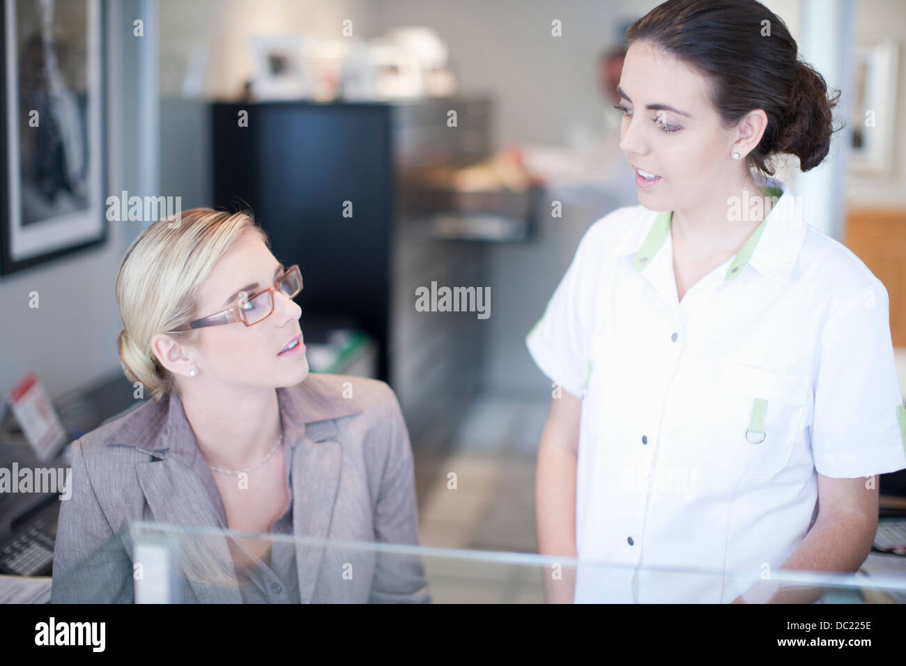 Hospital receptionist hi-res stock photography and images - Alamy