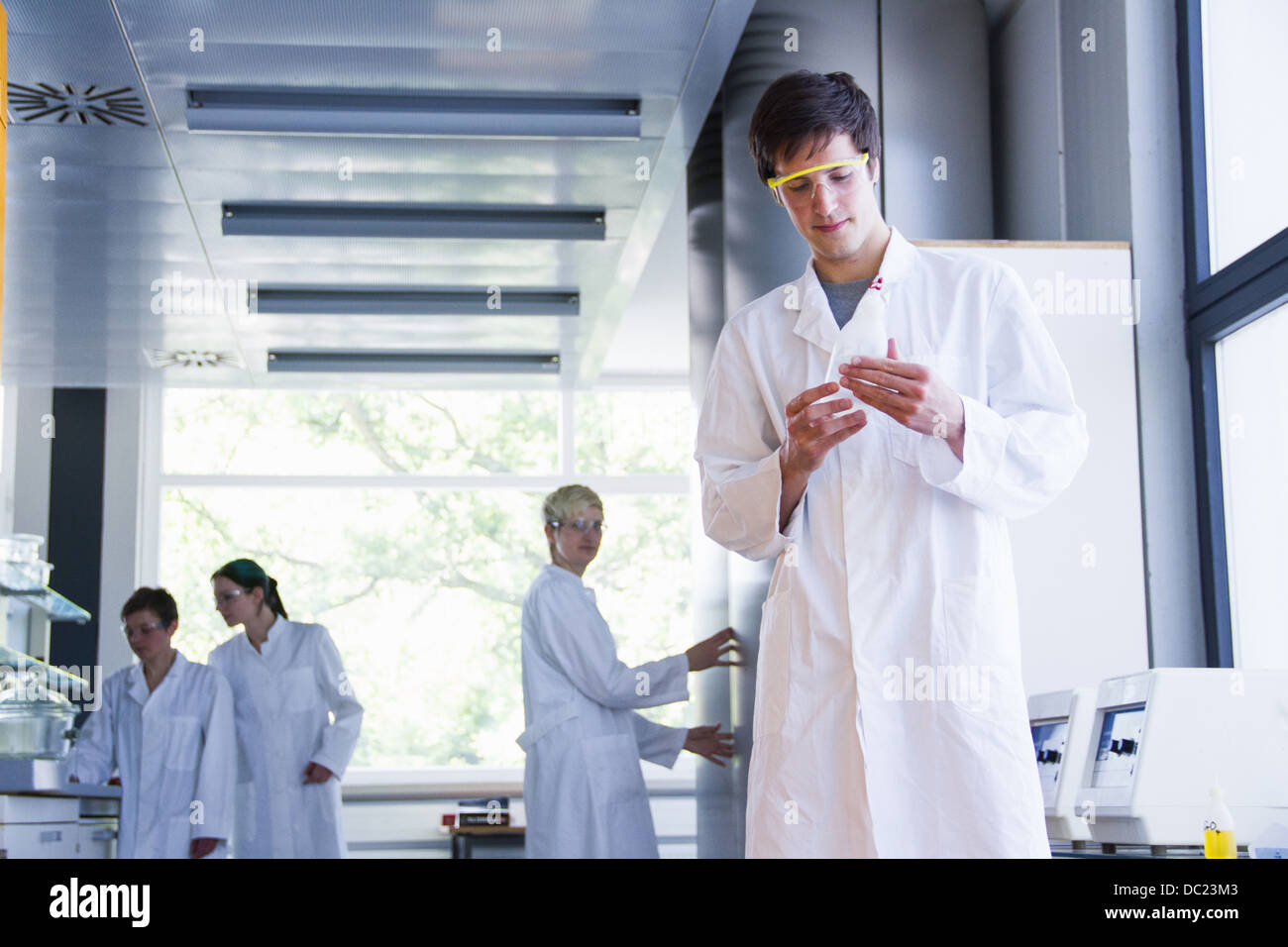 Female chemistry student hi-res stock photography and images - Alamy