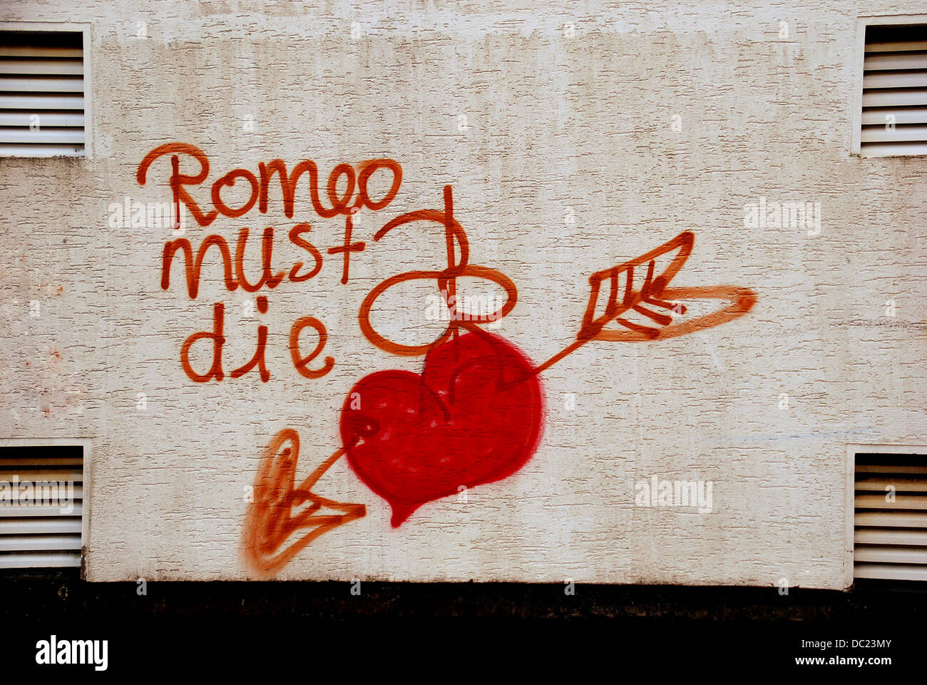 "Romeo must die" graffiti in a wall Stock Photo - Alamy