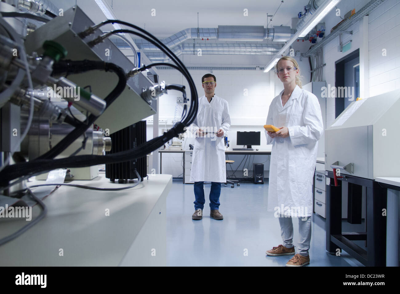 Laboratory scientists hi-res stock photography and images - Alamy