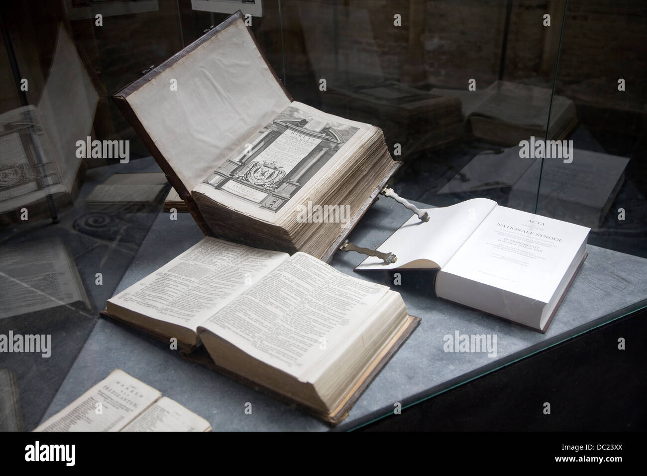 Old bibles hi-res stock photography and images - Alamy