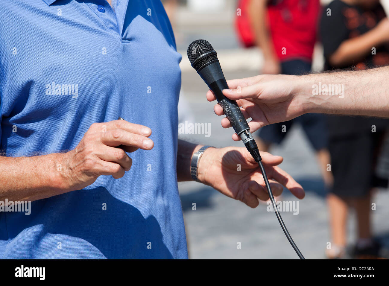 Journalist microphone hi-res stock photography and images - Alamy