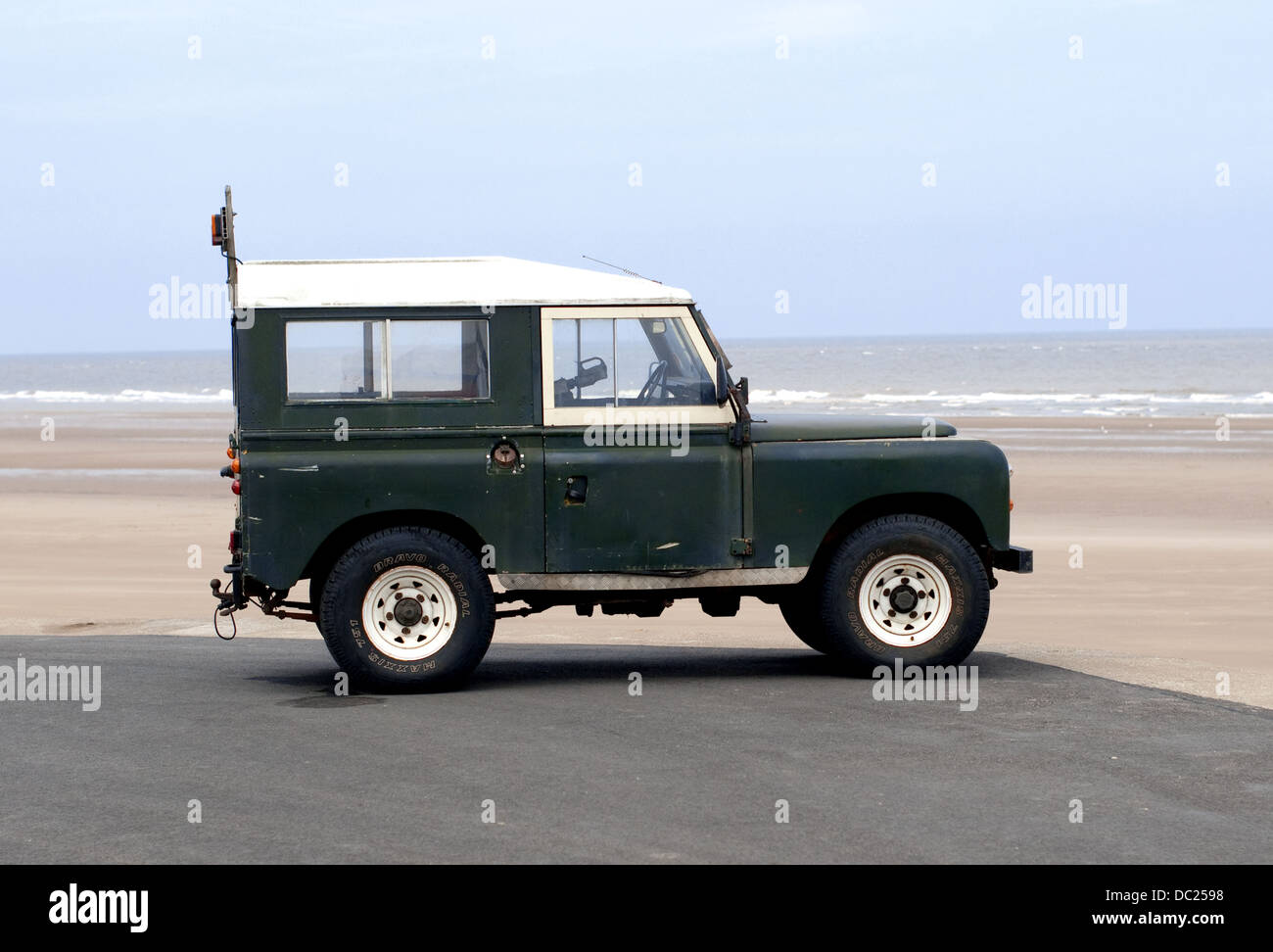 A Landrover vehicle parked overlooking the edge of beach Stock Photo ...
