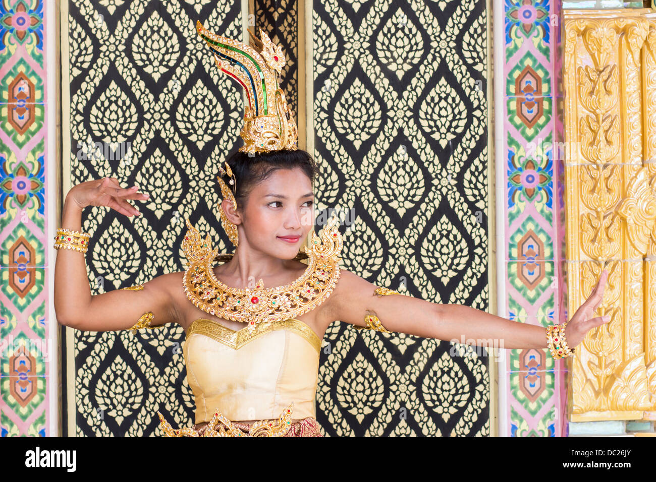 Dancer of the traditional Thai style Stock Photo - Alamy