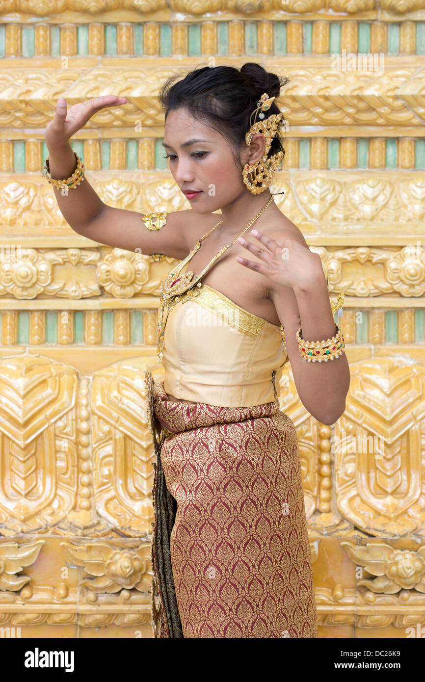 Dancer of the traditional Thai style Stock Photo - Alamy