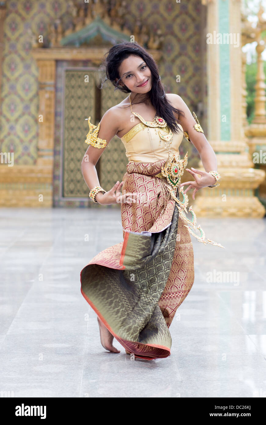 Dancer of the traditional Thai style Stock Photo - Alamy