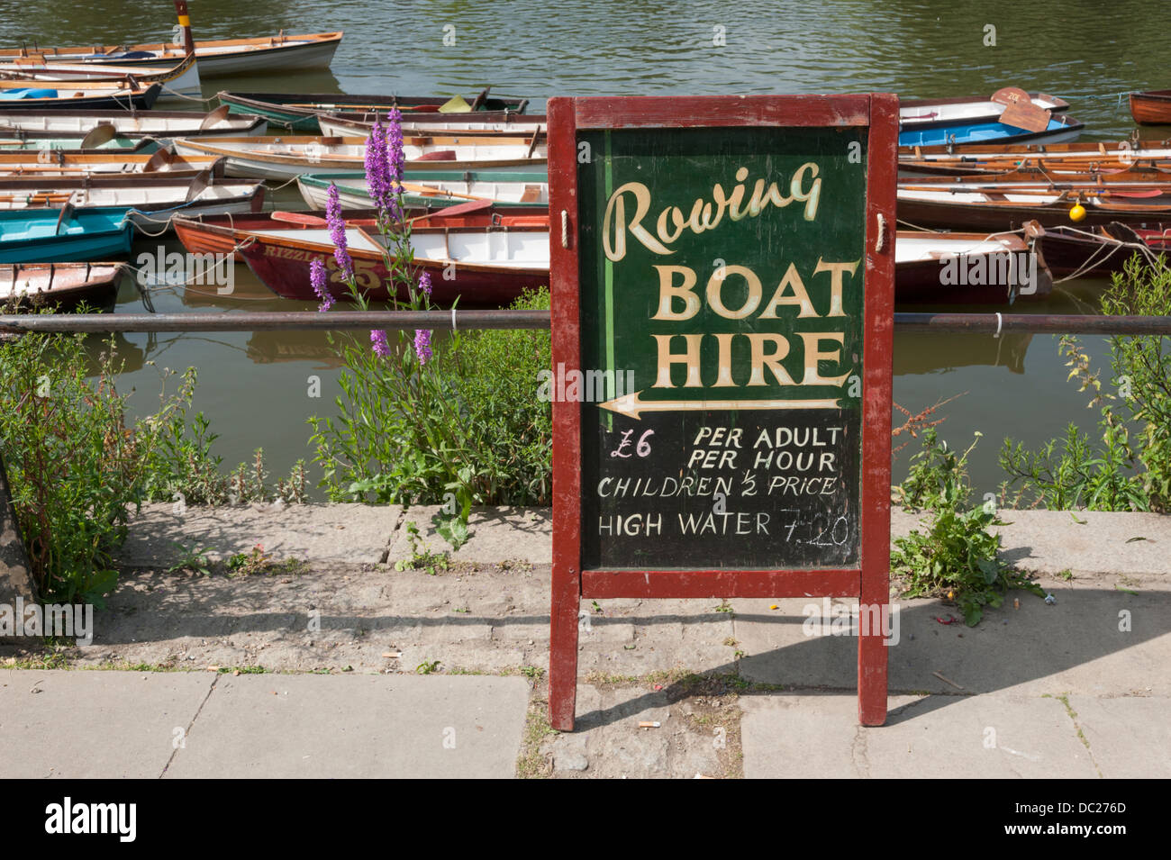 Thames river signs hi-res stock photography and images - Alamy