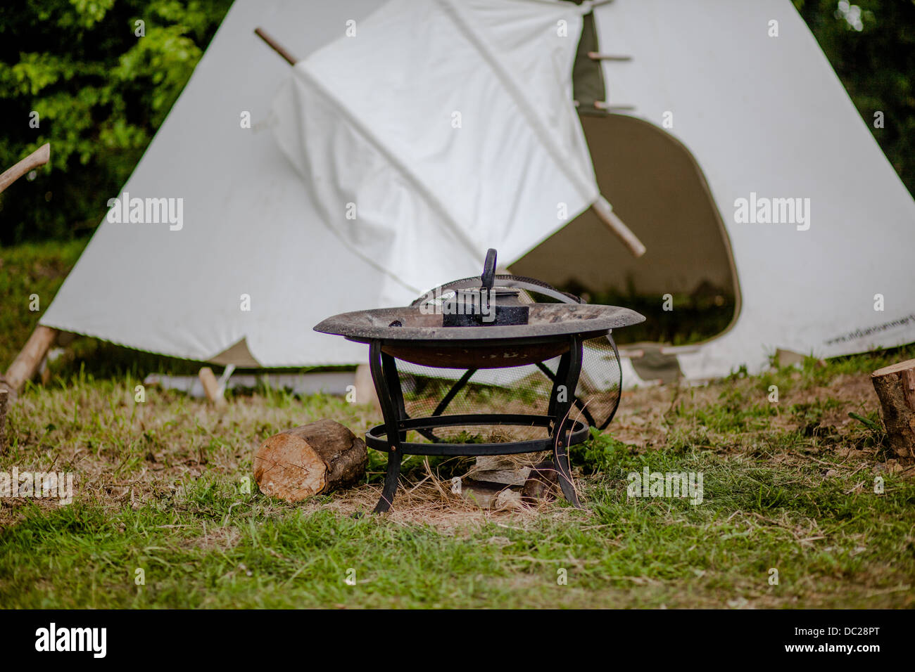 Tepee with fire pit and kettle Stock Photo - Alamy