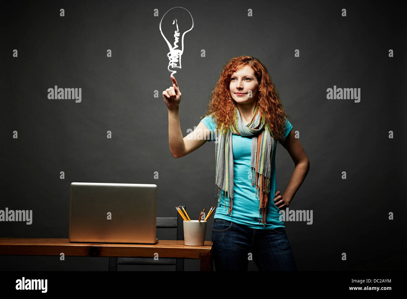 Woman drawing a light bulb Stock Photo - Alamy