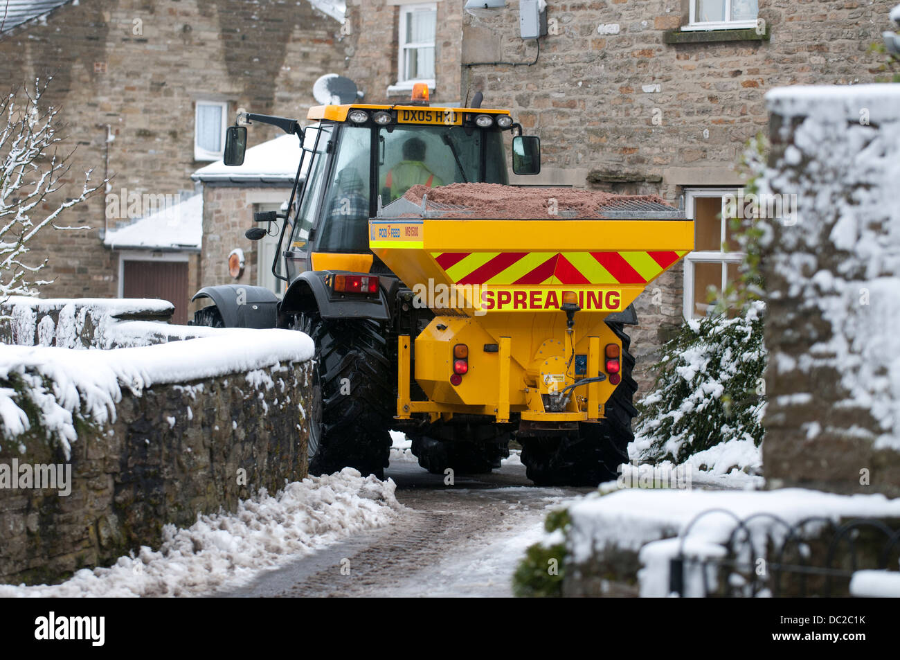 Spreading grit hi-res stock photography and images - Alamy