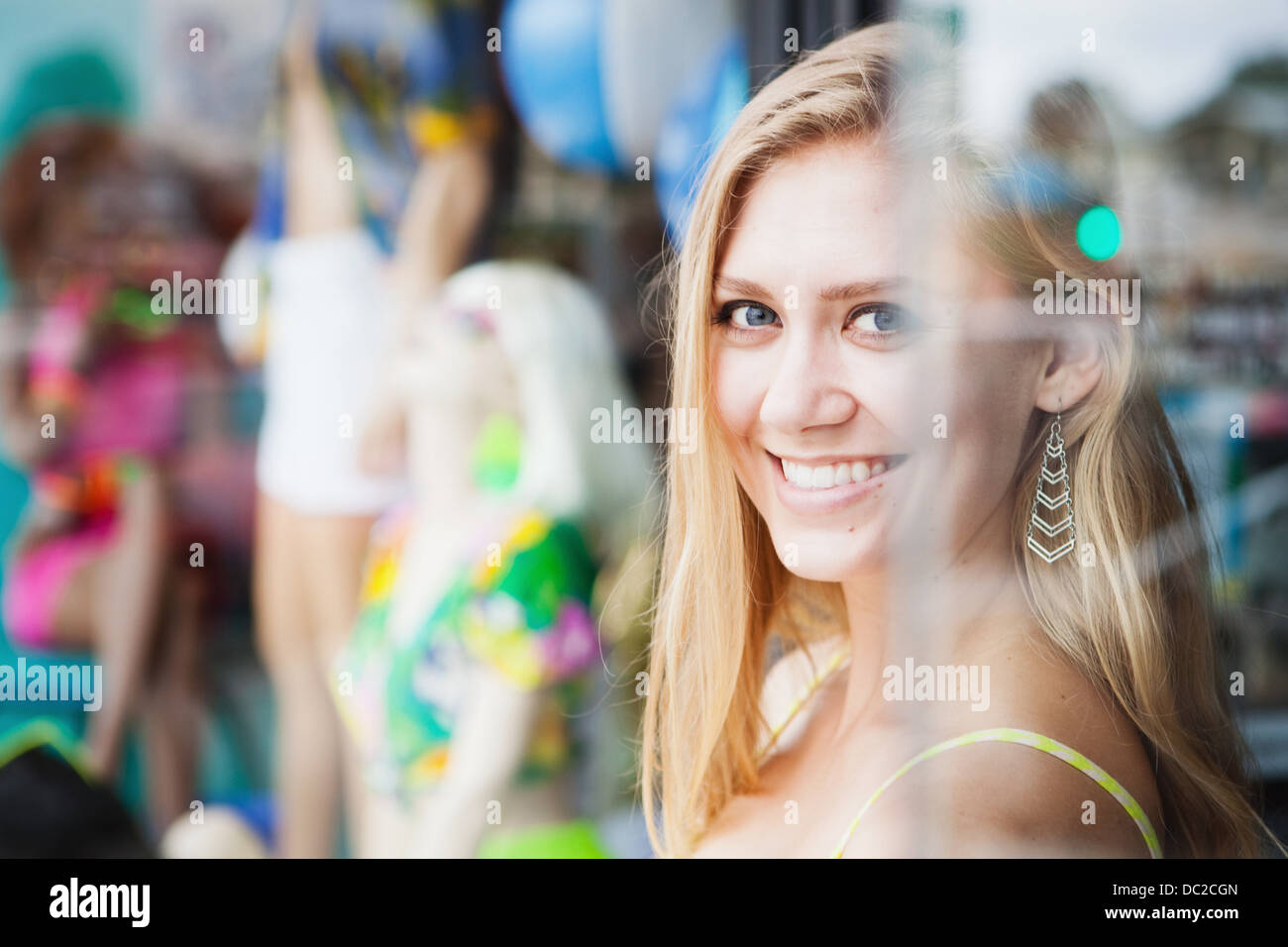 Woman window shopping blur hi-res stock photography and images - Alamy