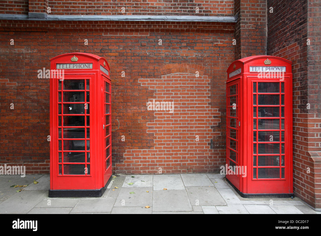 English telephone kiosk hi-res stock photography and images - Alamy