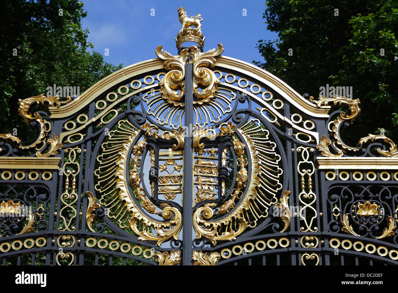 Detail of the exterior gate of Buckingham Palace, London, UK Stock ...