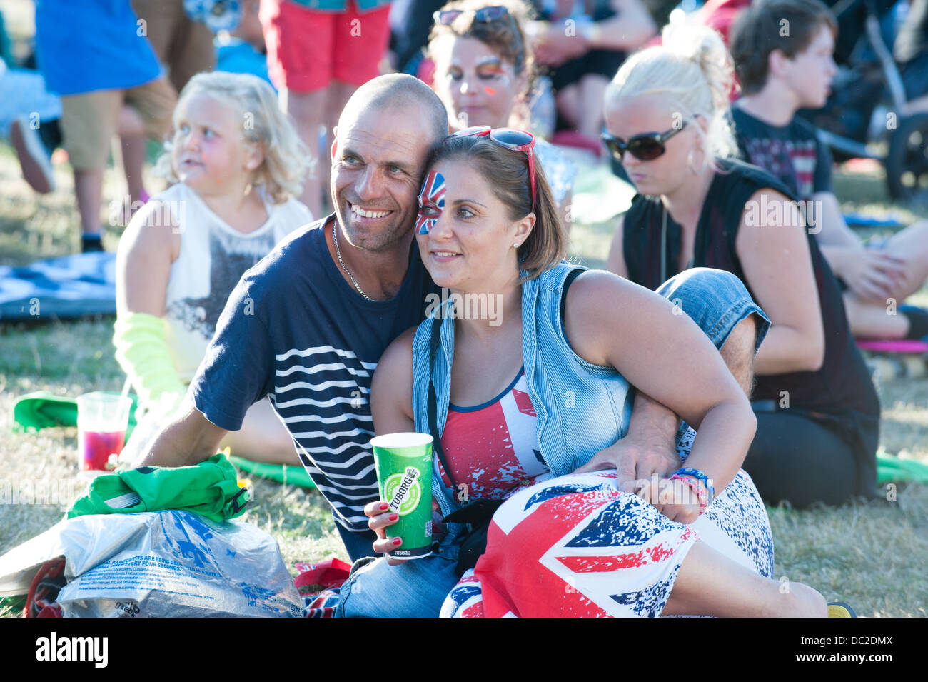 Happy crowds hi-res stock photography and images - Alamy
