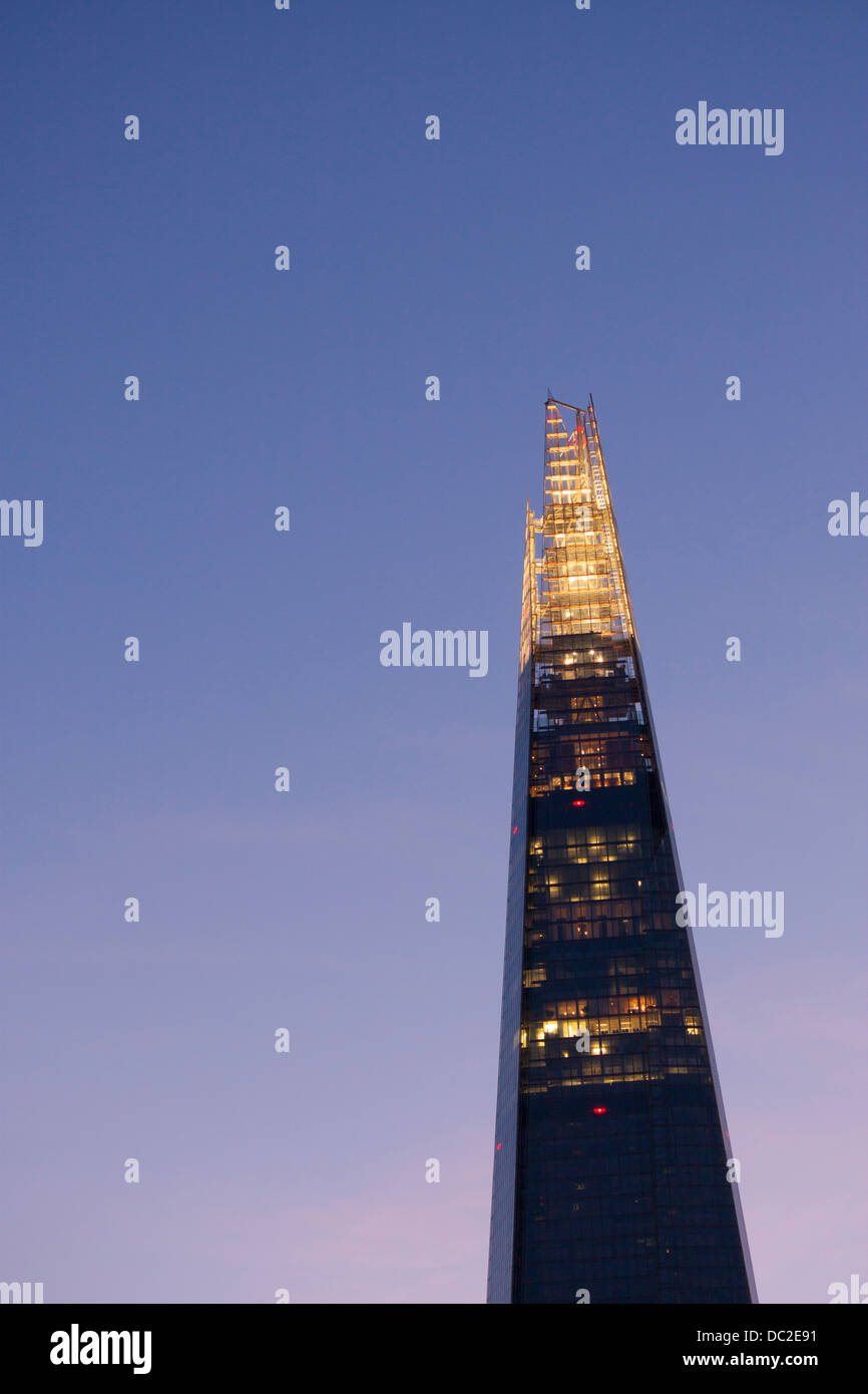 The Shard skyscraper by Renzo Piano at twilight / dusk / night London ...