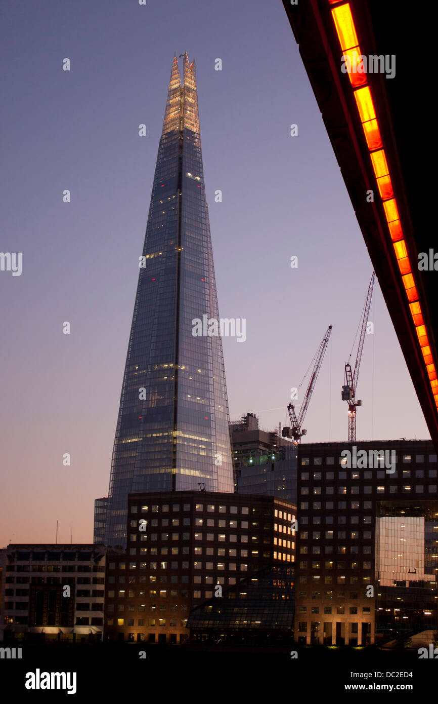 The Shard skyscraper by Renzo Piano at twilight / dusk / night from ...