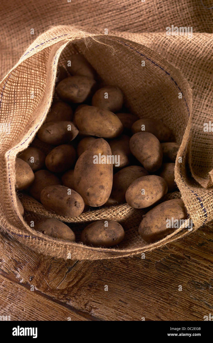 Potatoes in sack Stock Photo - Alamy