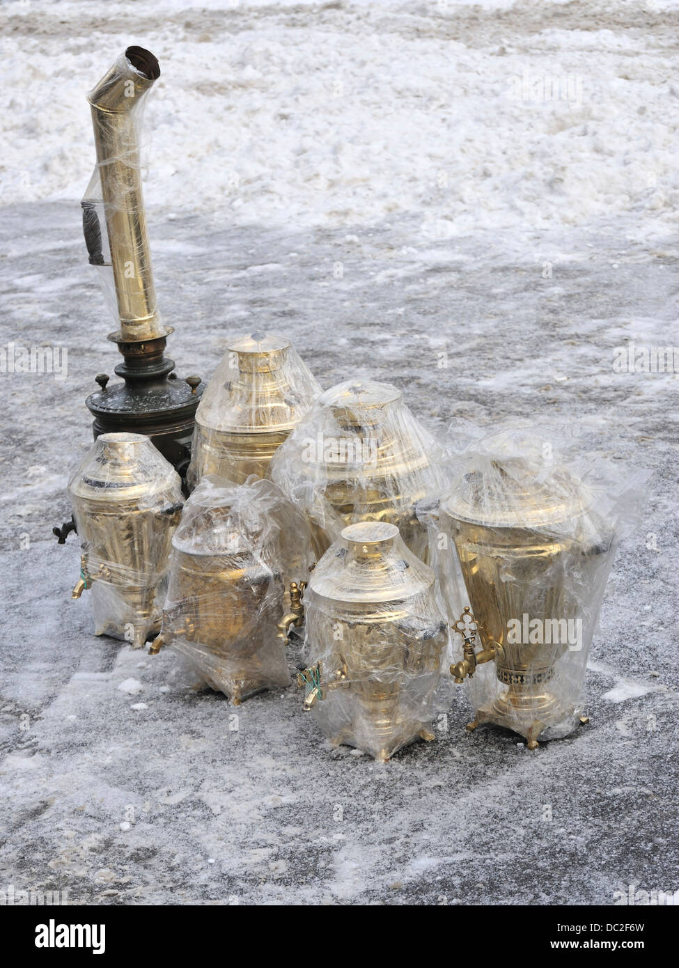 Samovars in a market stall at Andriyivsky Uzviz, Kyiv, Ukraine Stock ...