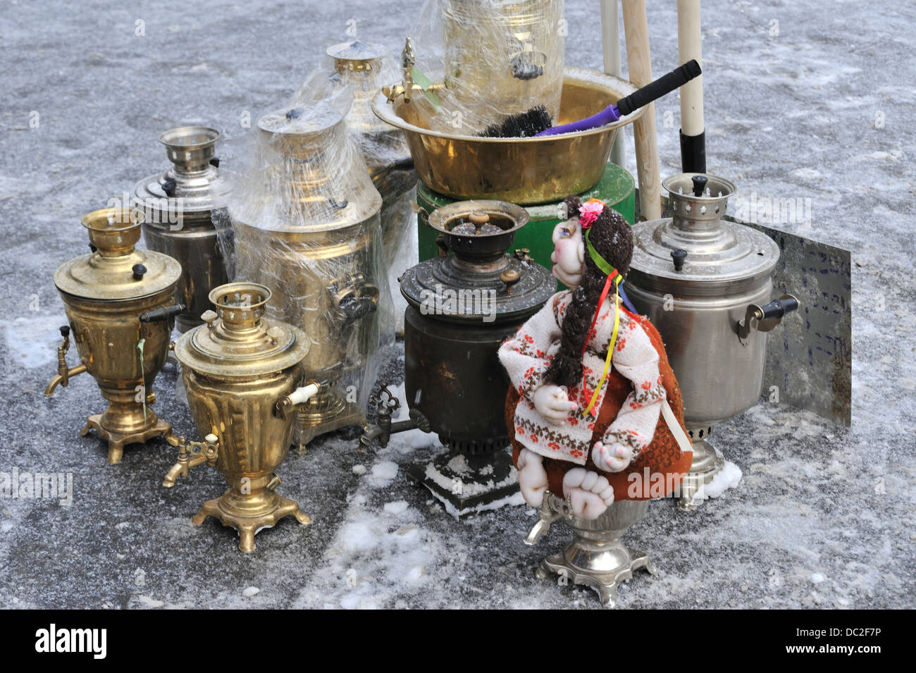 Samovars in a market stall at Andriyivsky Uzviz, Kyiv, Ukraine Stock ...