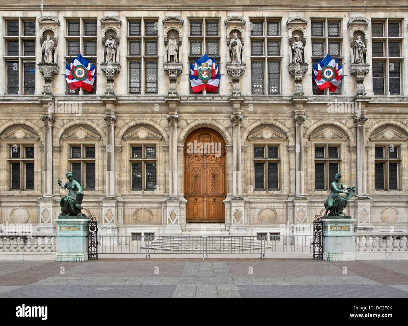 Detail of the main façade of the Hôtel de Ville de Paris, gate, first ...