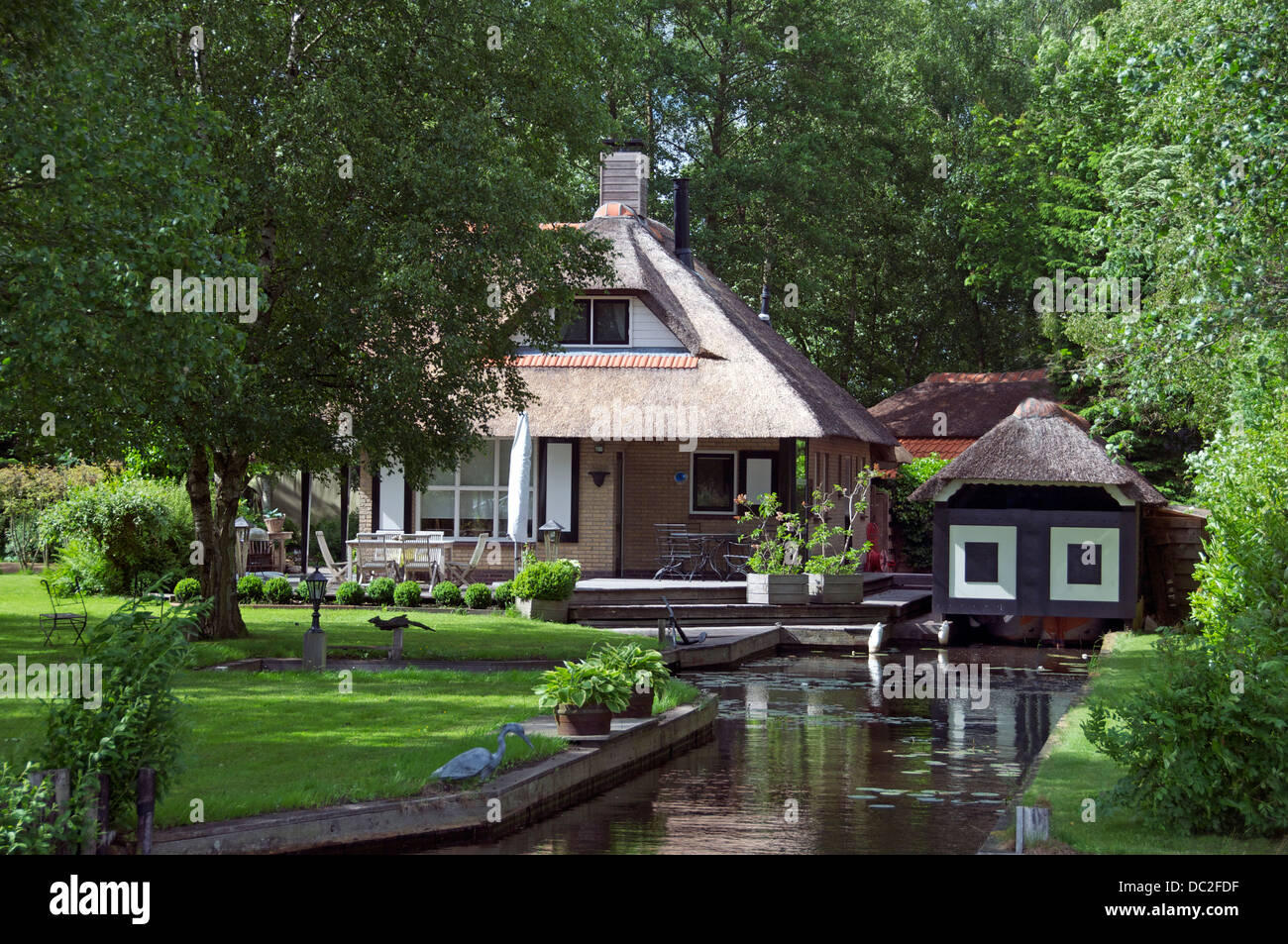 Traditional waterside thatched house Giethoorn Holland Stock Photo - Alamy