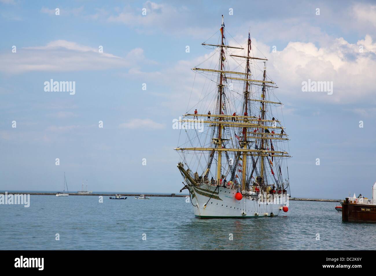 Full rigged ship hi-res stock photography and images - Alamy