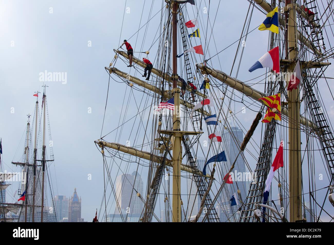 Chicago, Illinois, USA. 7th August 2013. The crew of the Sørlandet mans ...