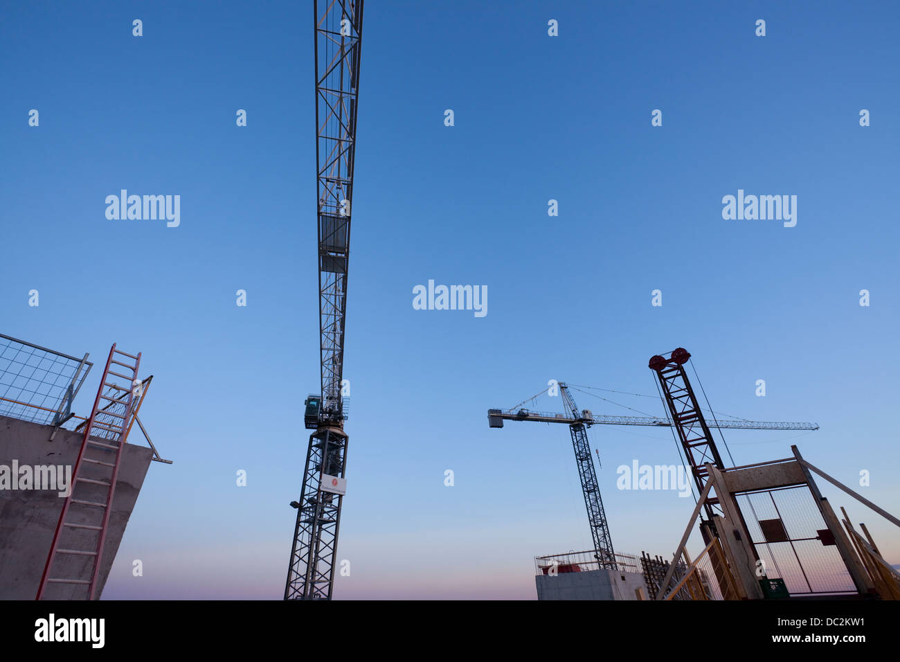 Rooftop crane hi-res stock photography and images - Alamy
