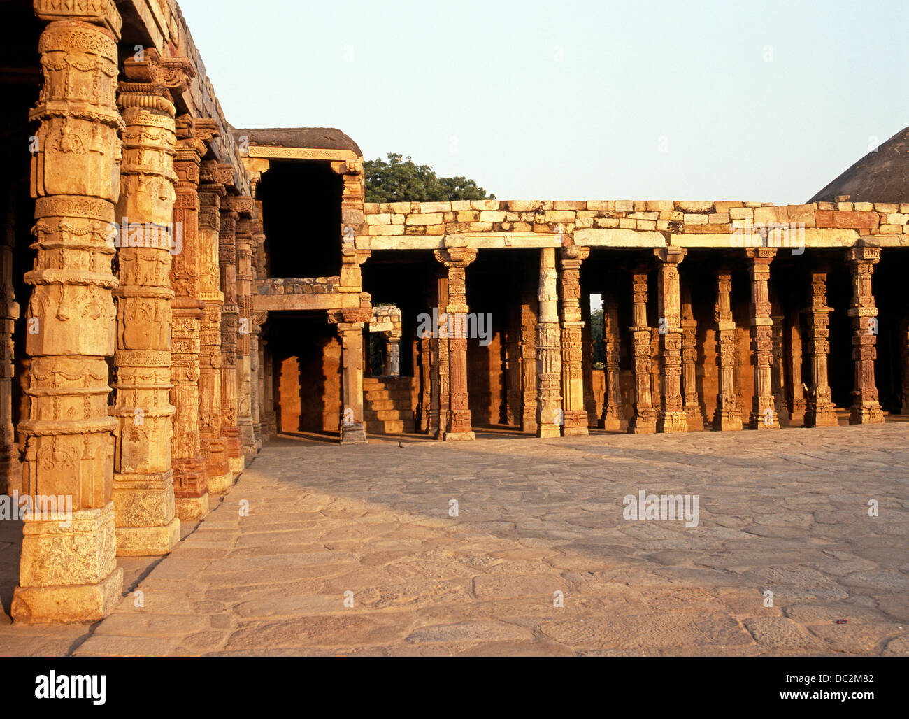 Qutub Minar Mosque (The worlds tallest free standing minaret), Delhi ...