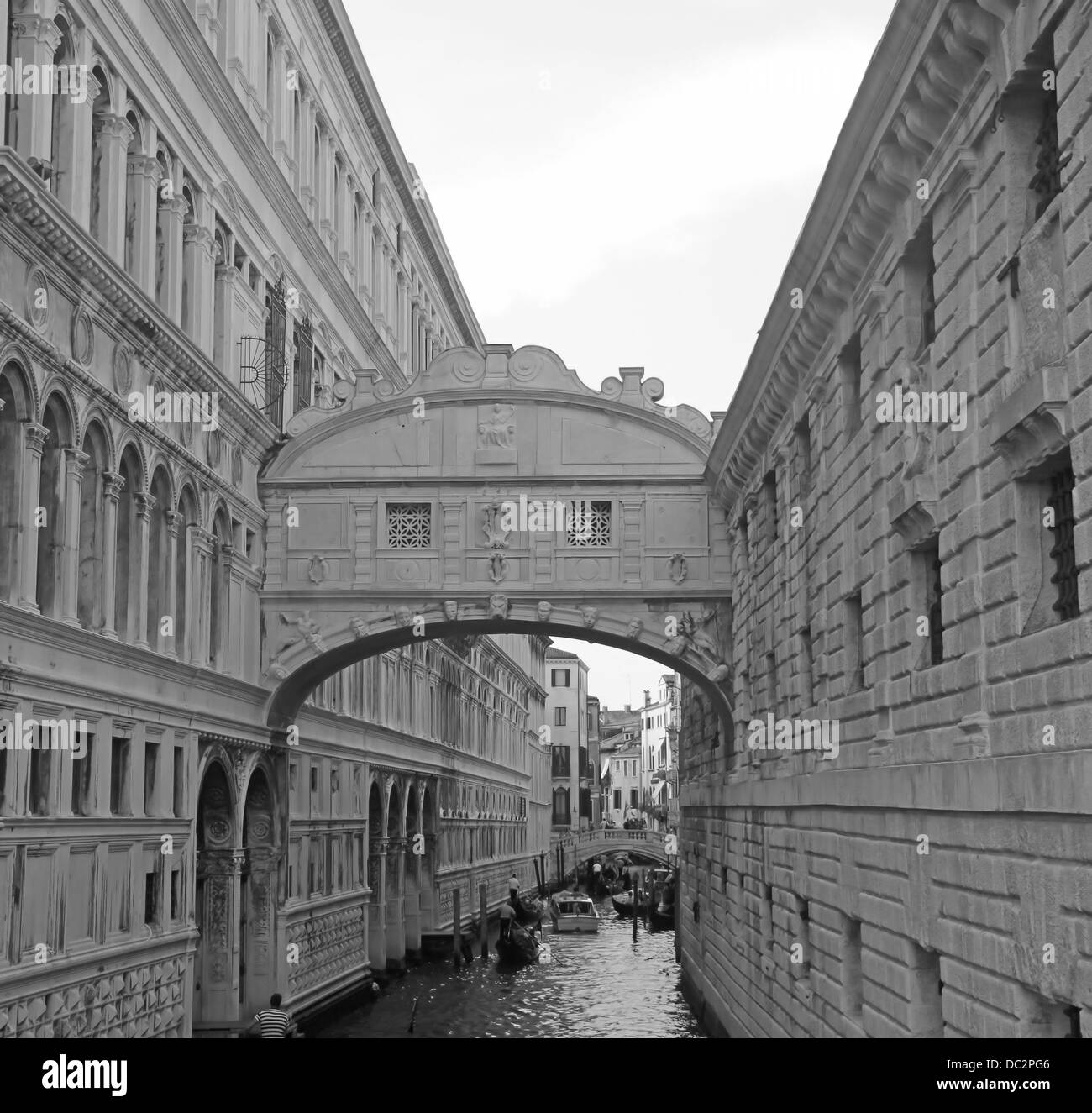 Bridge of sighs in Venice with gondolas and the ancient Venetian ...