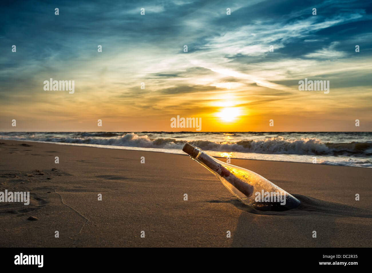 Message bottle beach hi-res stock photography and images - Alamy