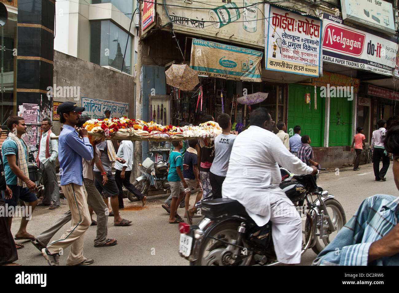 funeral procession on route to burning ghat in Varanasi in India Stock ...