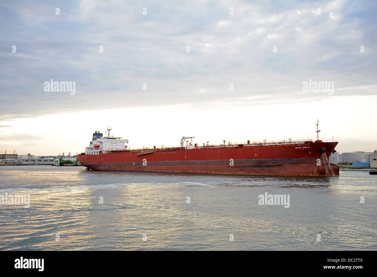 Oil tanker new york hi-res stock photography and images - Alamy
