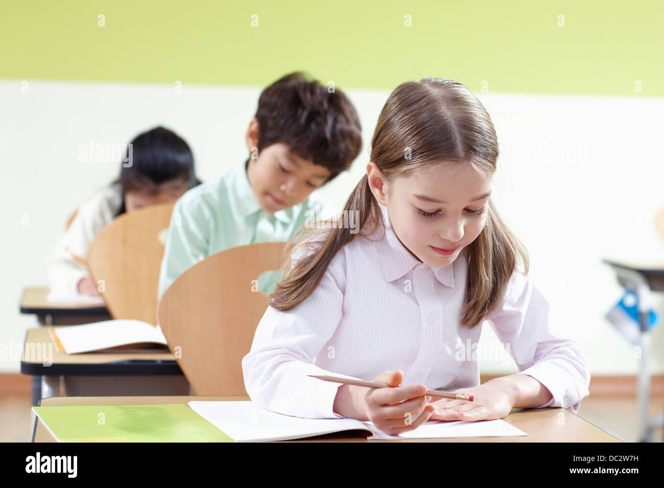 kids in a classroom sitting in a line Stock Photo - Alamy