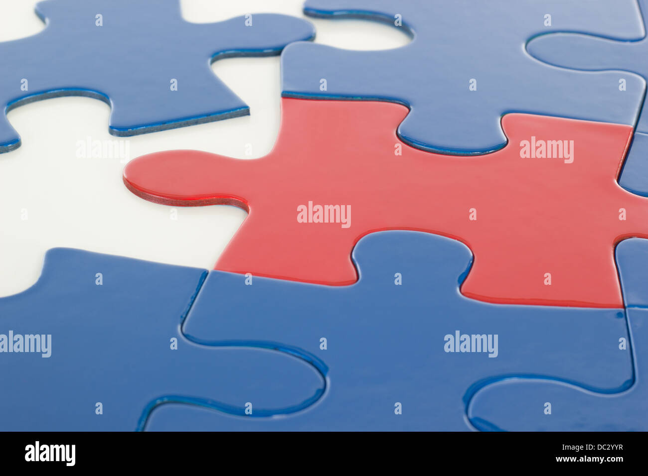 Putting the jigsaw puzzle in teamwork together Stock Photo - Alamy