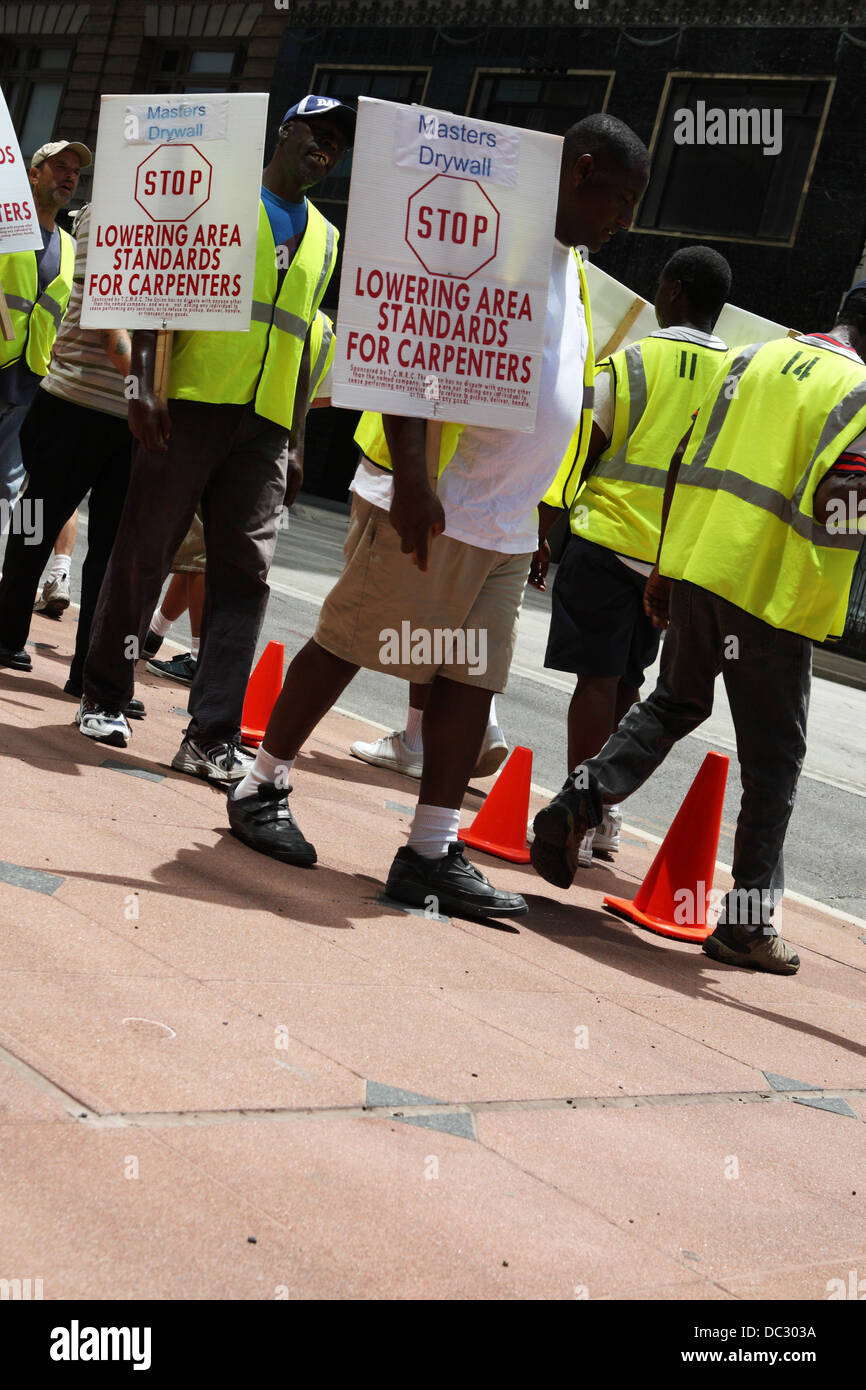 Labor union picket line hi-res stock photography and images - Alamy