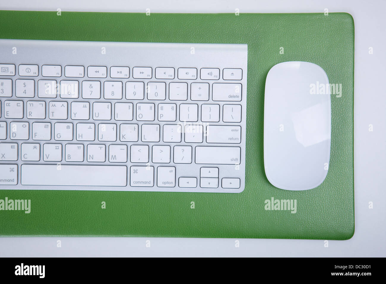 apple keyboard and magic mouse Stock Photo - Alamy
