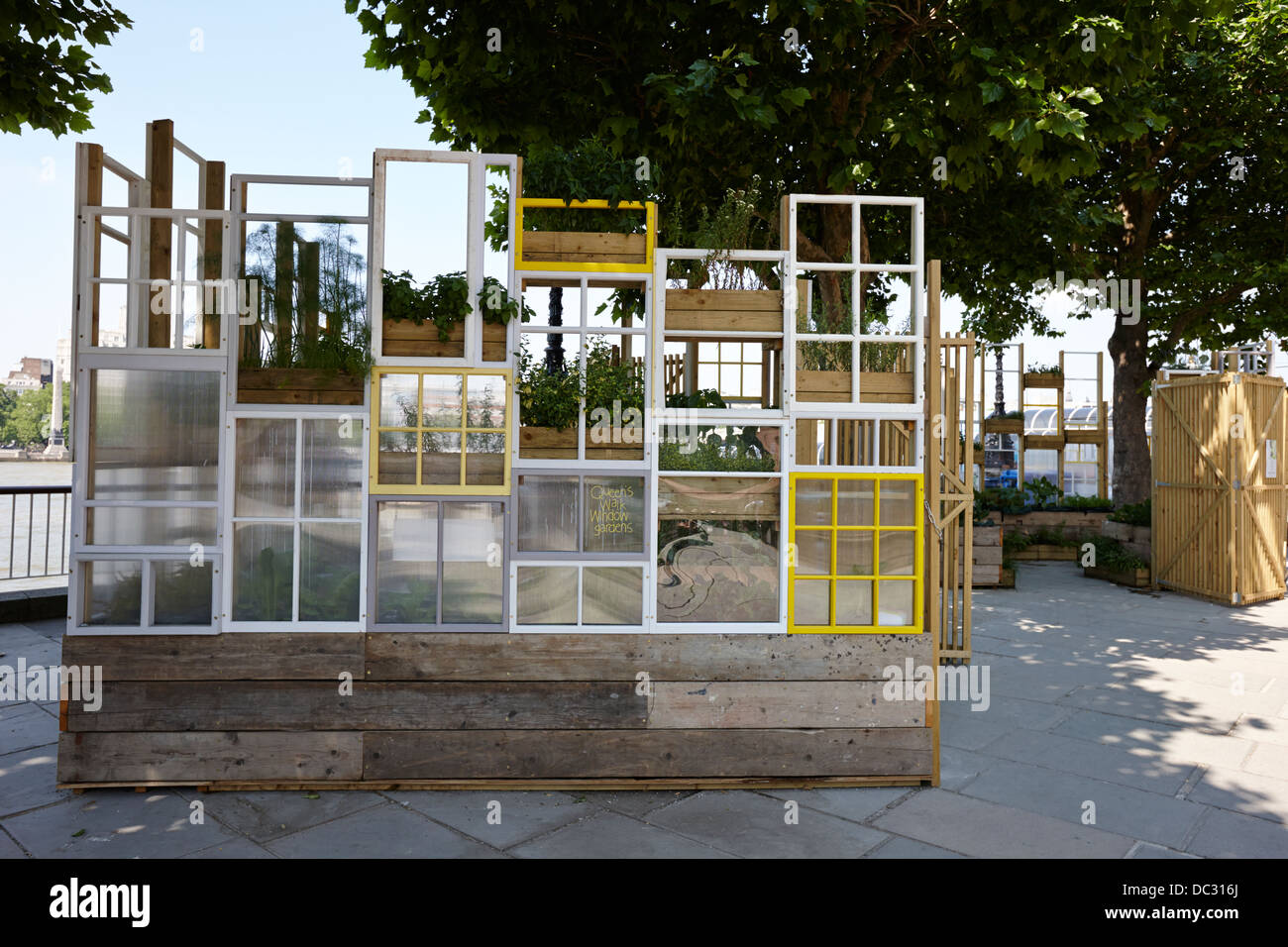 Queens walk window gardens hi-res stock photography and images - Alamy