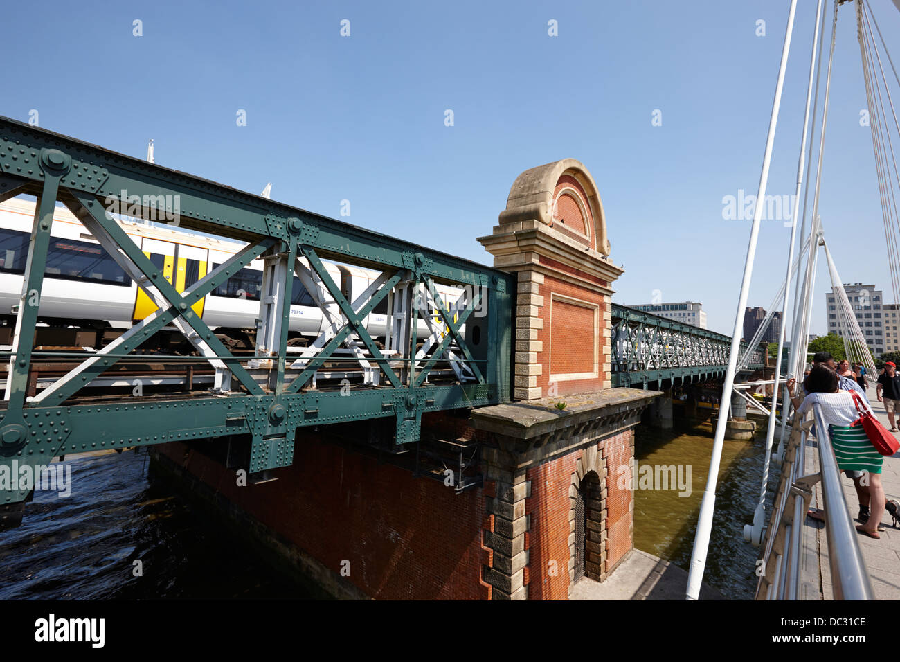 Hungerford railway and pedestrian bridge hi-res stock photography and ...