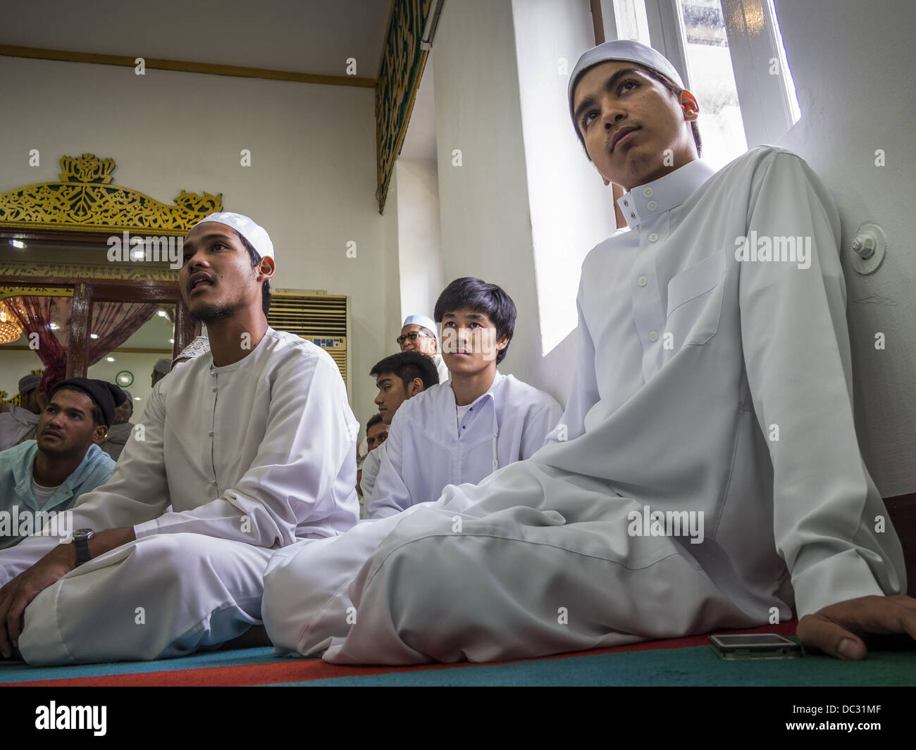 Bangkok, Thailand. 8th Aug, 2013. Men in the prayer room at Haroon ...