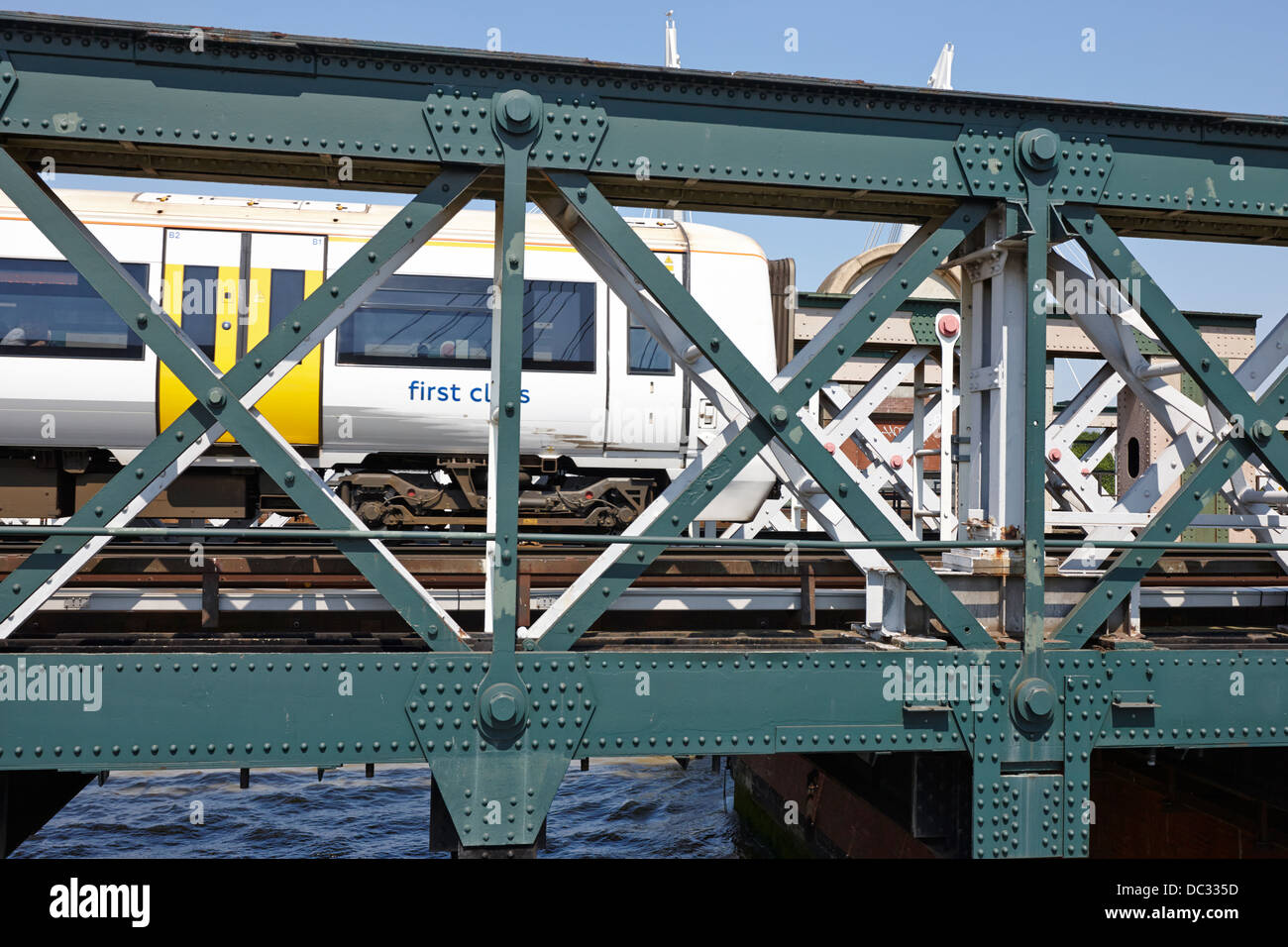 train crossing metal hungerford rail bridge over the river thames ...