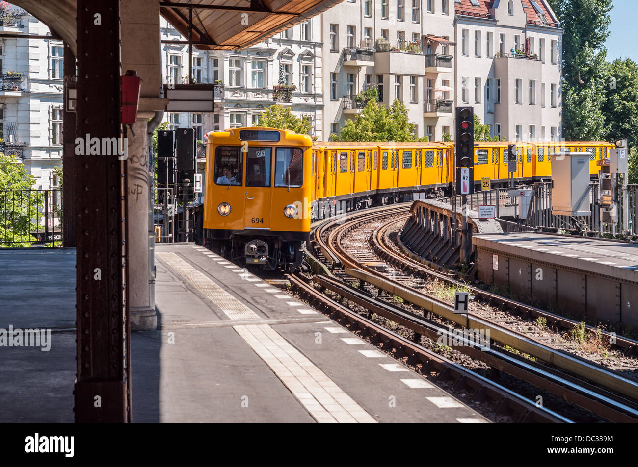 Approaching commuter train hi-res stock photography and images - Alamy