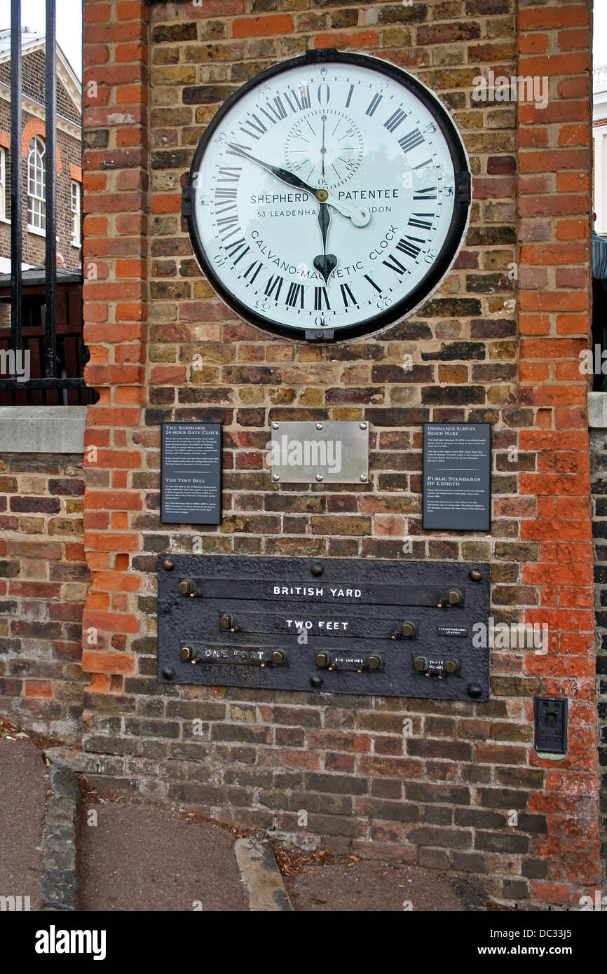 24 Hour Analogue Clock High Resolution Stock Photography and Images - Alamy