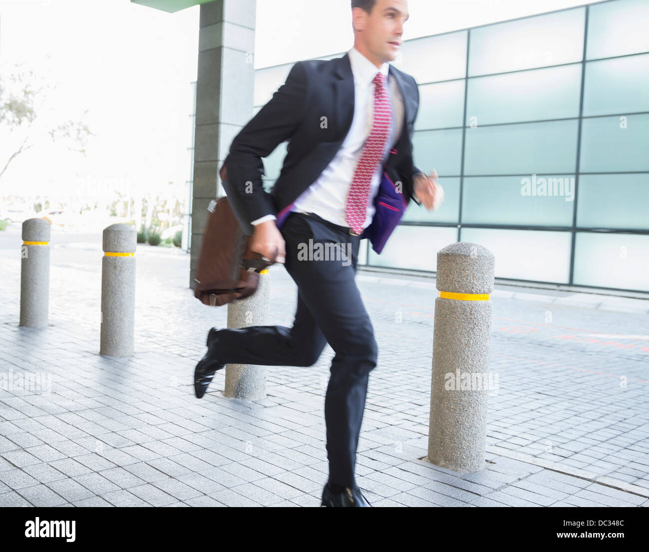 Businessman with briefcase running Stock Photo - Alamy
