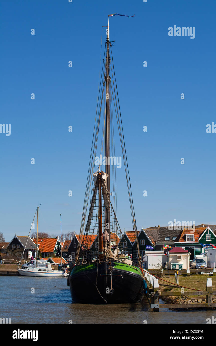 Bridge to village of marken hi-res stock photography and images - Alamy