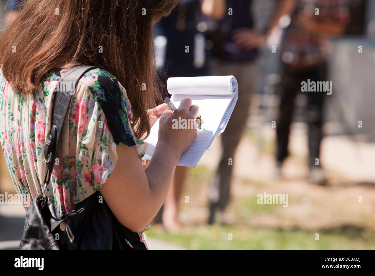 journalist taking notes Stock Photo - Alamy