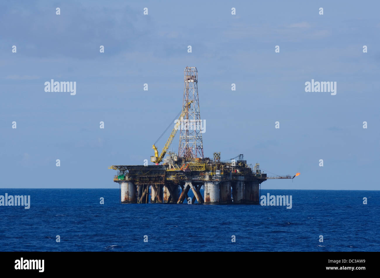Offshore oil rig fire hi-res stock photography and images - Alamy