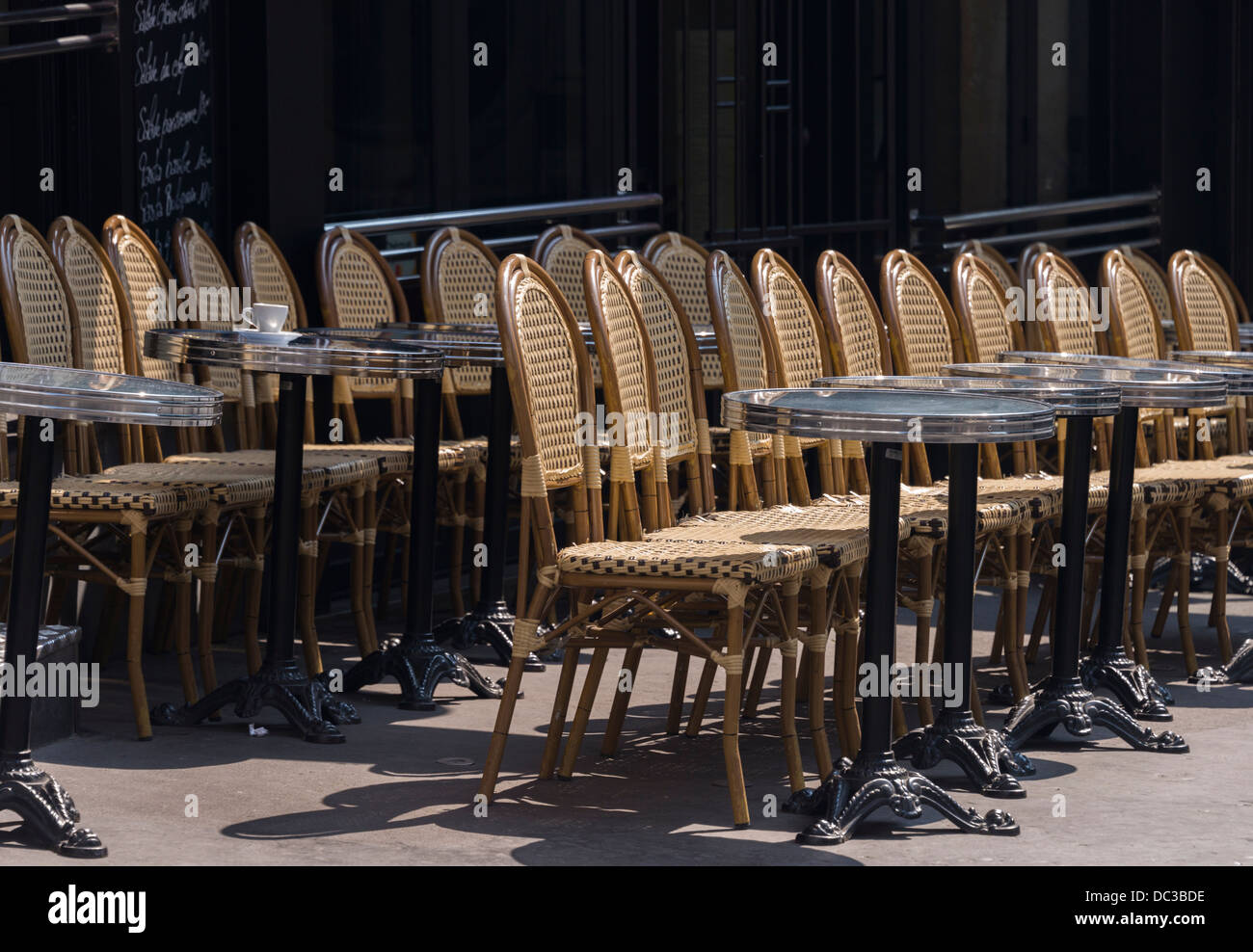 Traditional tables and chairs on the pavement in Paris cafe Stock Photo ...
