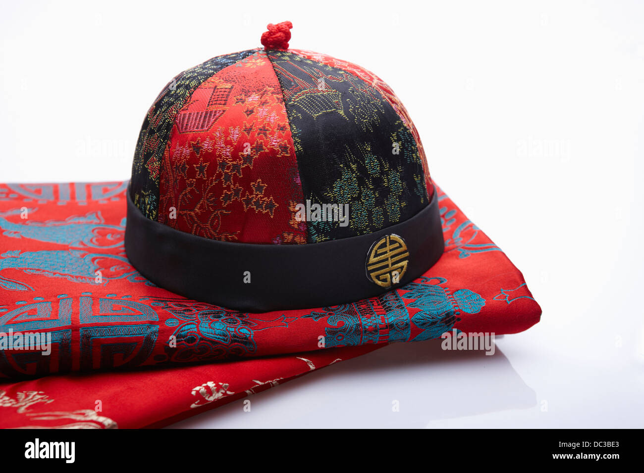 Chinese traditional hat and clothes Stock Photo - Alamy