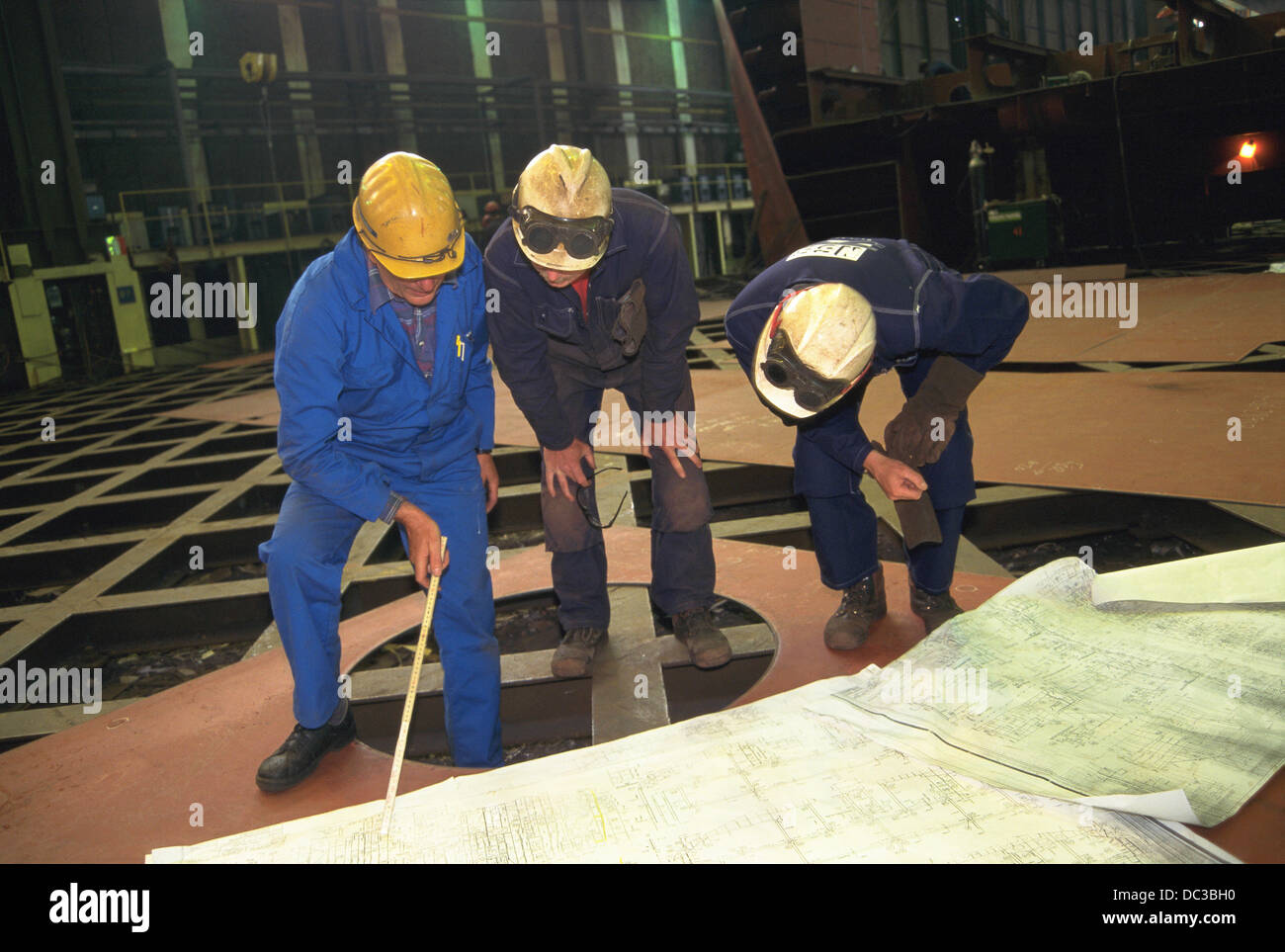 Shipyard workers at work hi-res stock photography and images - Alamy